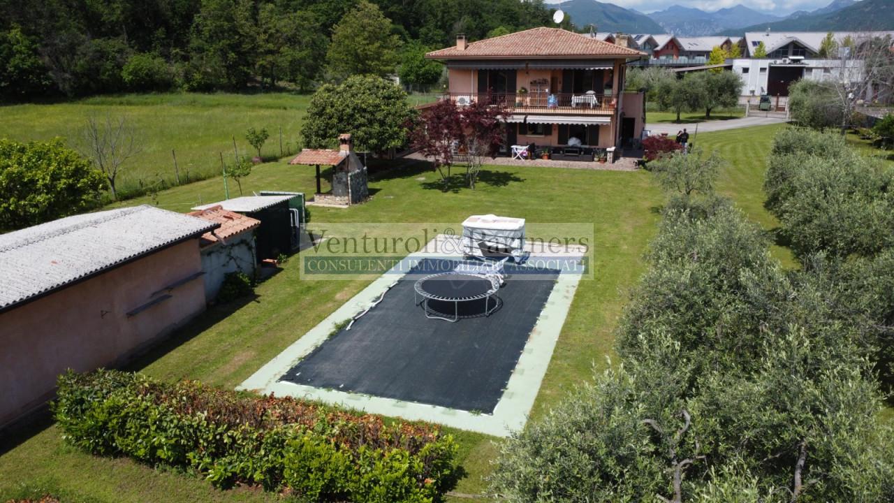 Villa in vendita a Puegnago Sul Garda