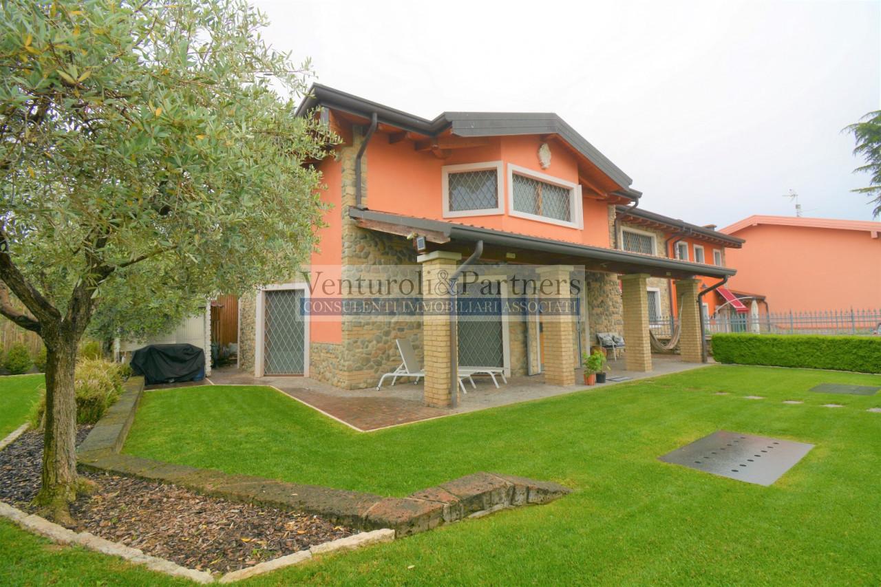 Villa in vendita a Castelnuovo Del Garda