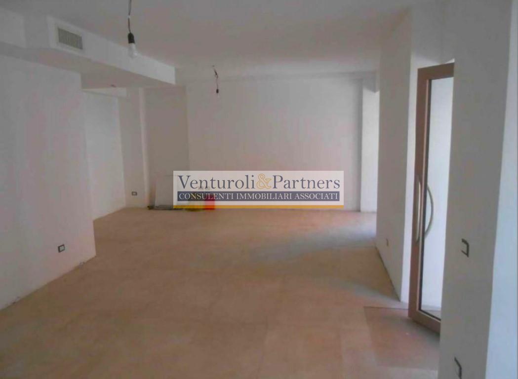 Negozio in affitto a Desenzano Del Garda