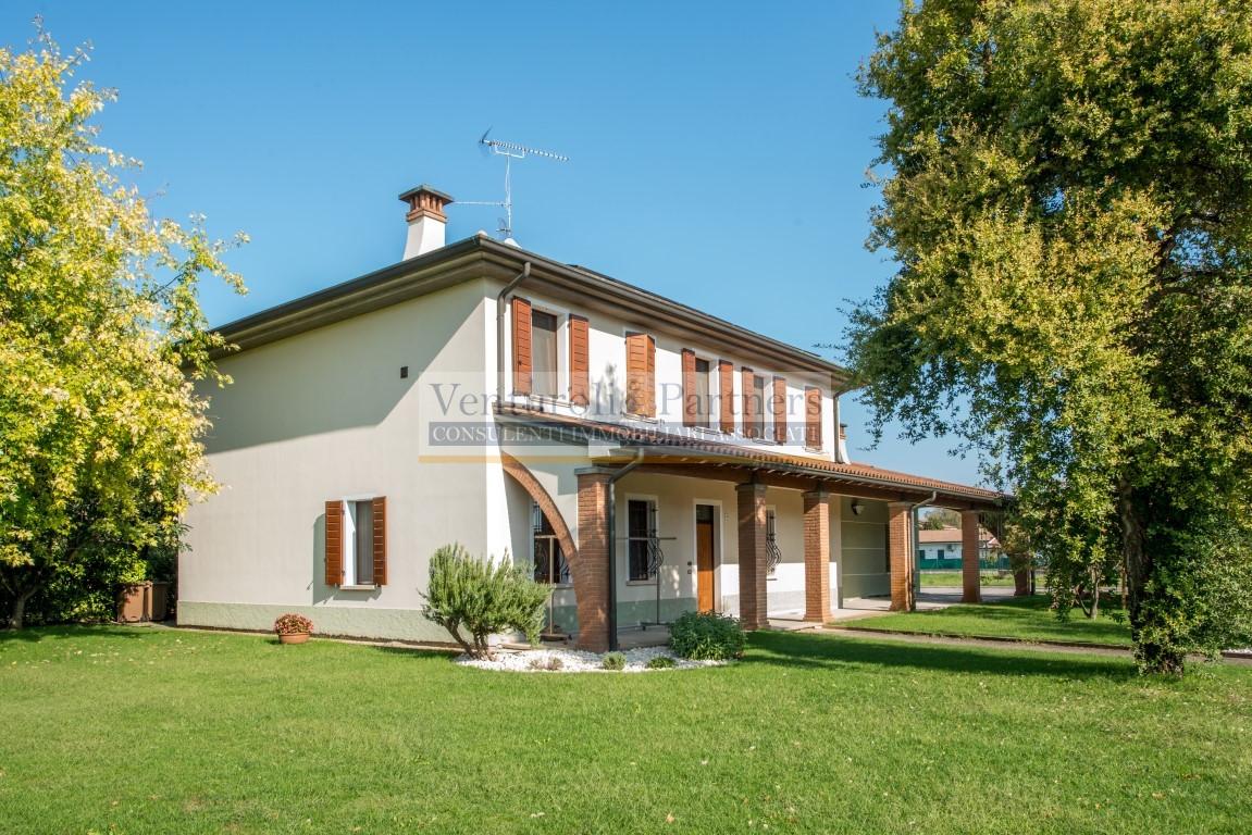 Villa in vendita a Goito