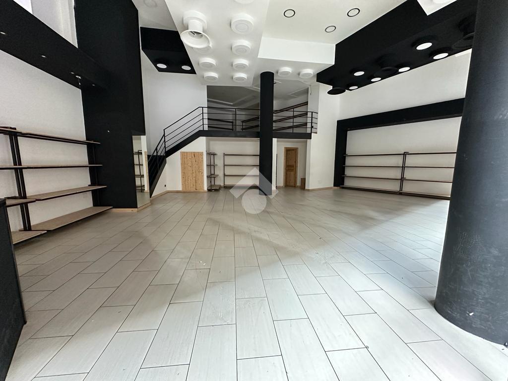 Negozio in affitto a Portici