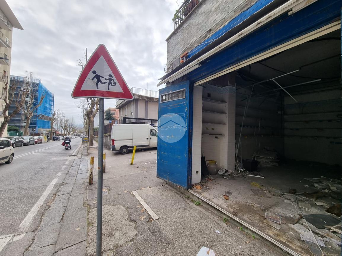 Negozio in affitto a Napoli