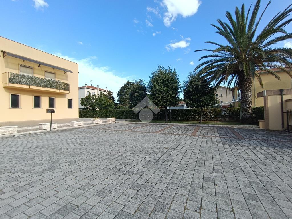 Negozio in affitto a Pineto