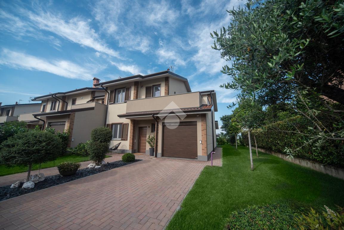 Villa in vendita a Vernate