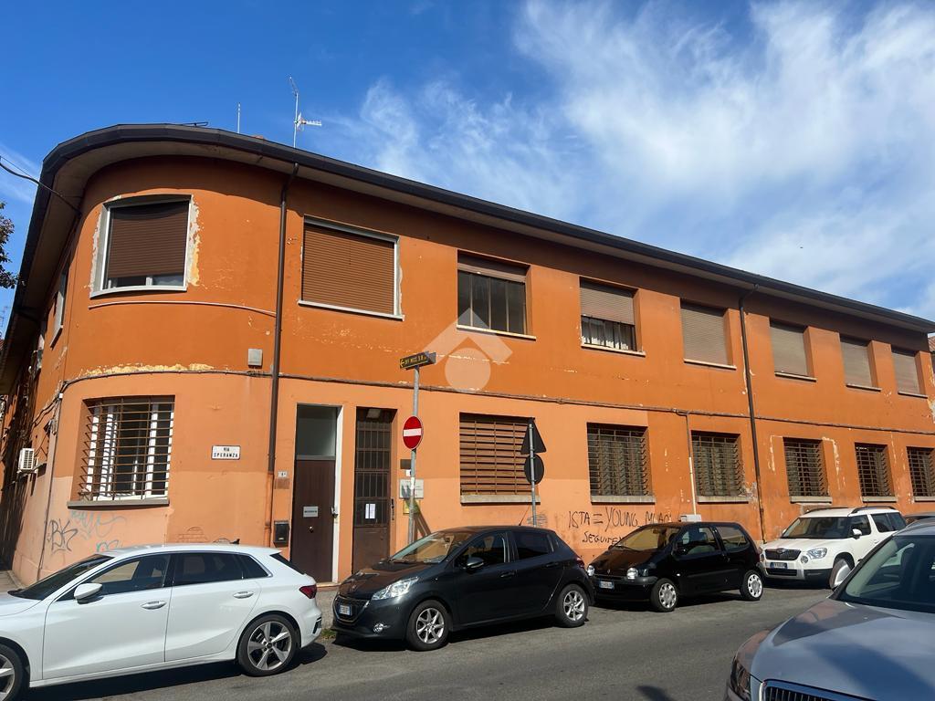 Palazzina commerciale in vendita a Bologna
