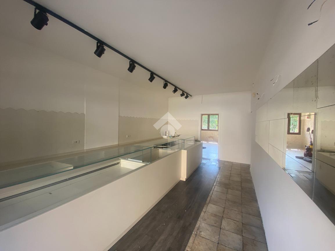 Negozio in affitto a Imola