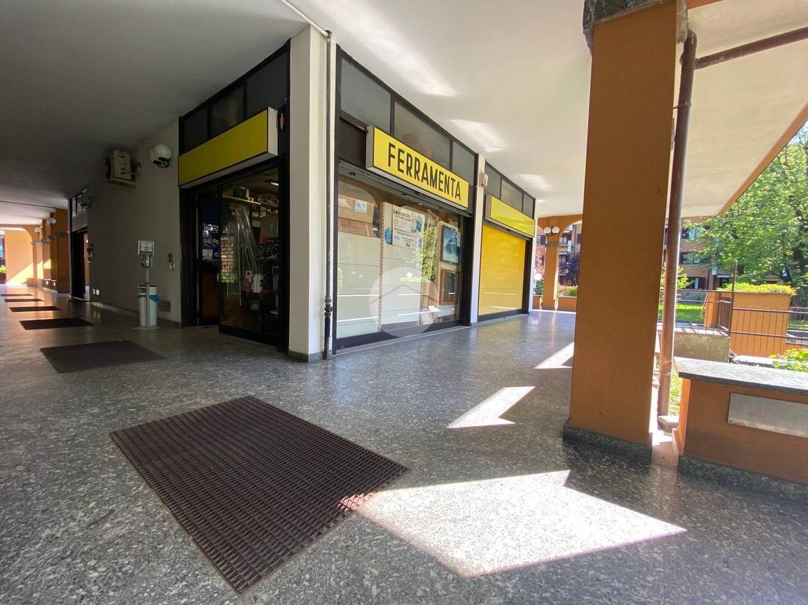 Negozio in vendita a Peschiera Borromeo