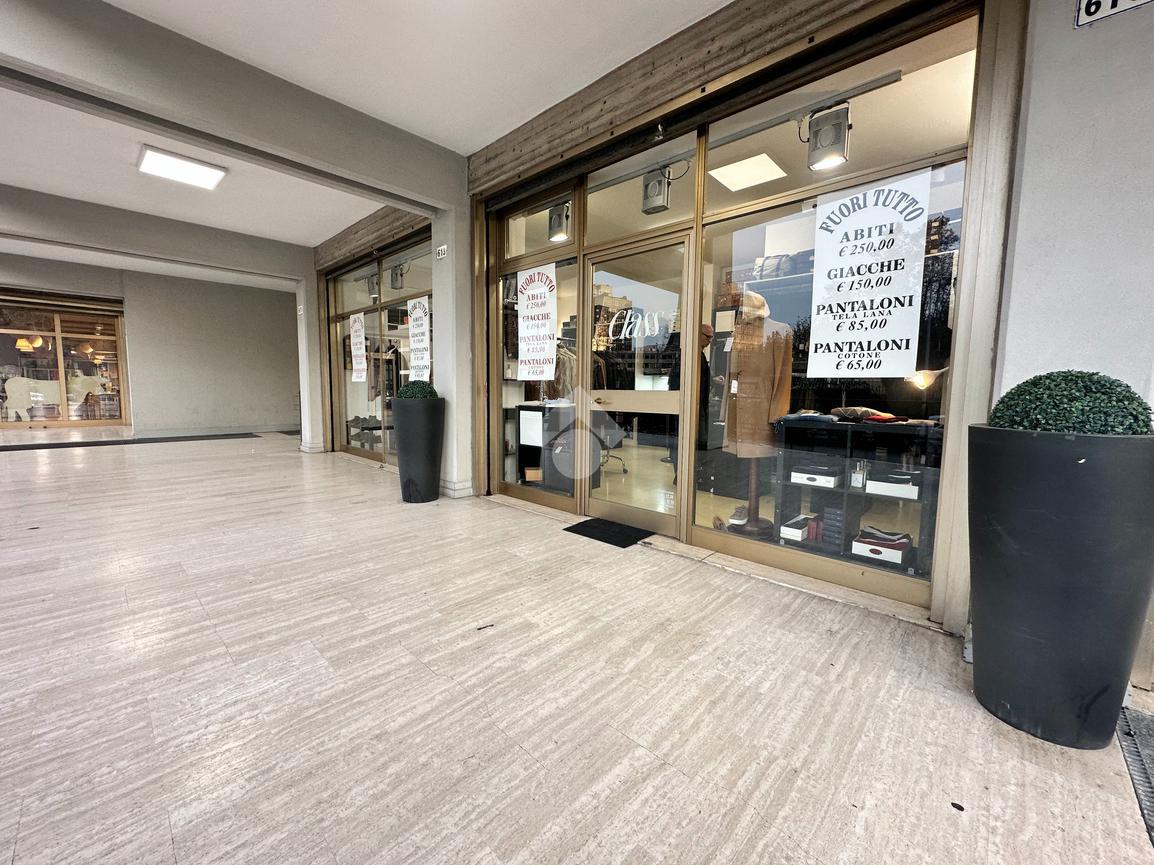Negozio in affitto a Modena