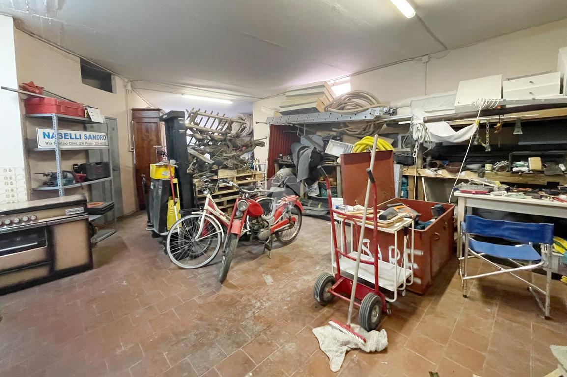 Magazzino in vendita a Prato