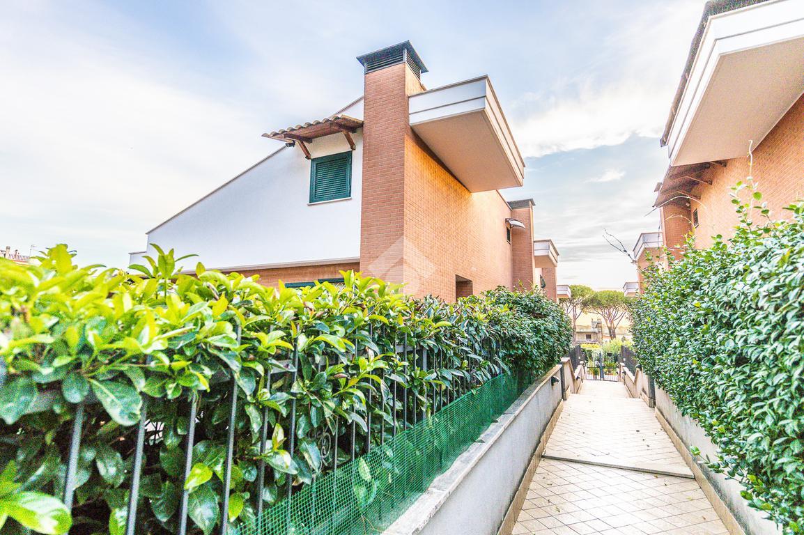 Villa in Via Ripatransone 1, Roma