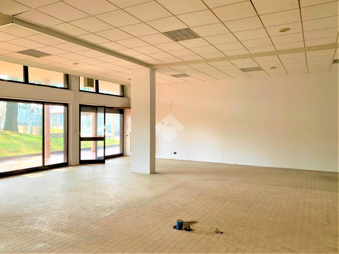 Negozio in vendita a Albizzate