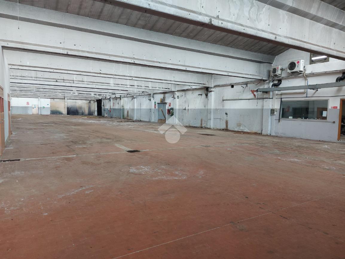 Capannone in vendita a Caronno Pertusella