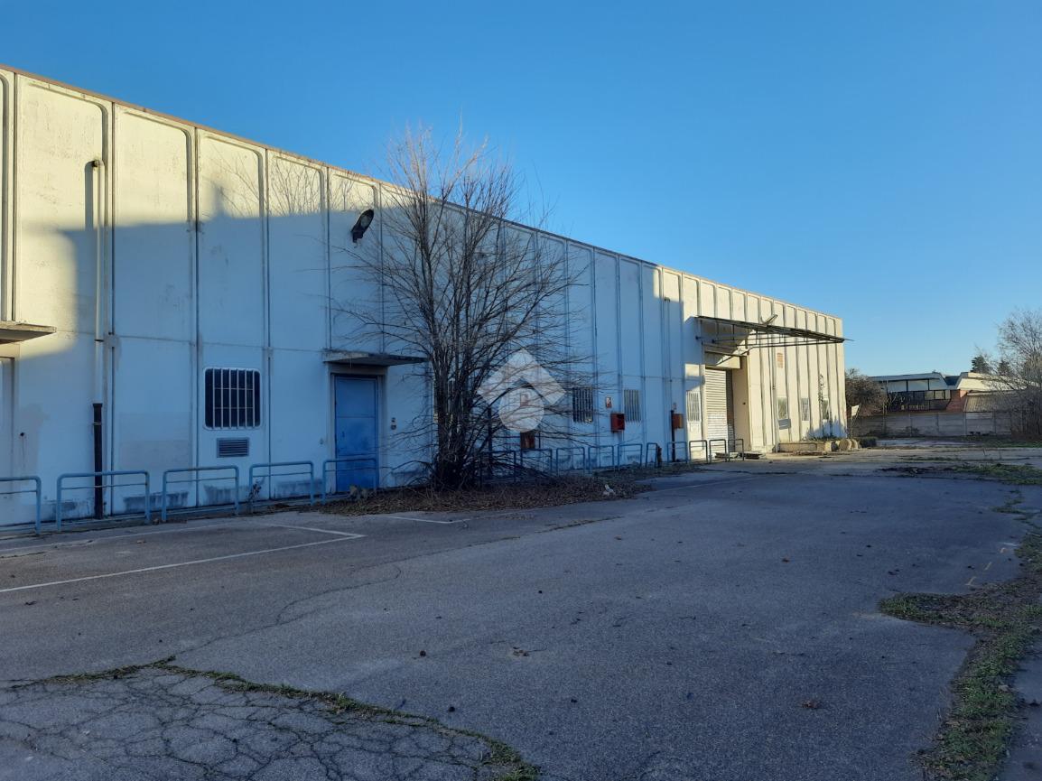 Capannone in vendita a Caronno Pertusella