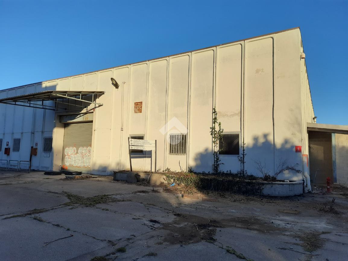 Capannone in vendita a Caronno Pertusella