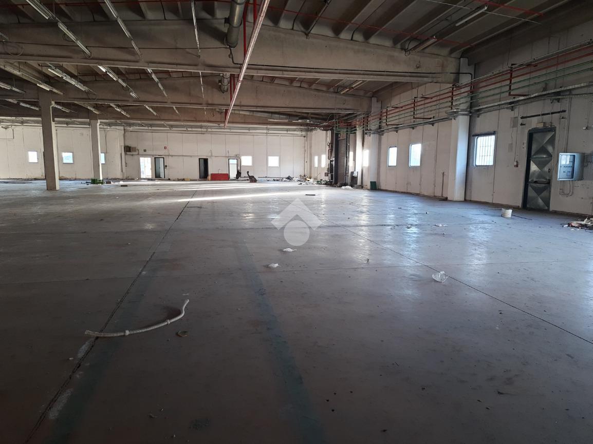 Capannone in vendita a Caronno Pertusella