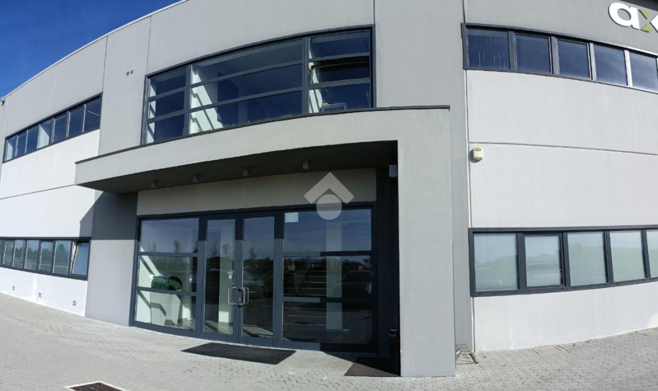 Palazzina commerciale in vendita a Cesate