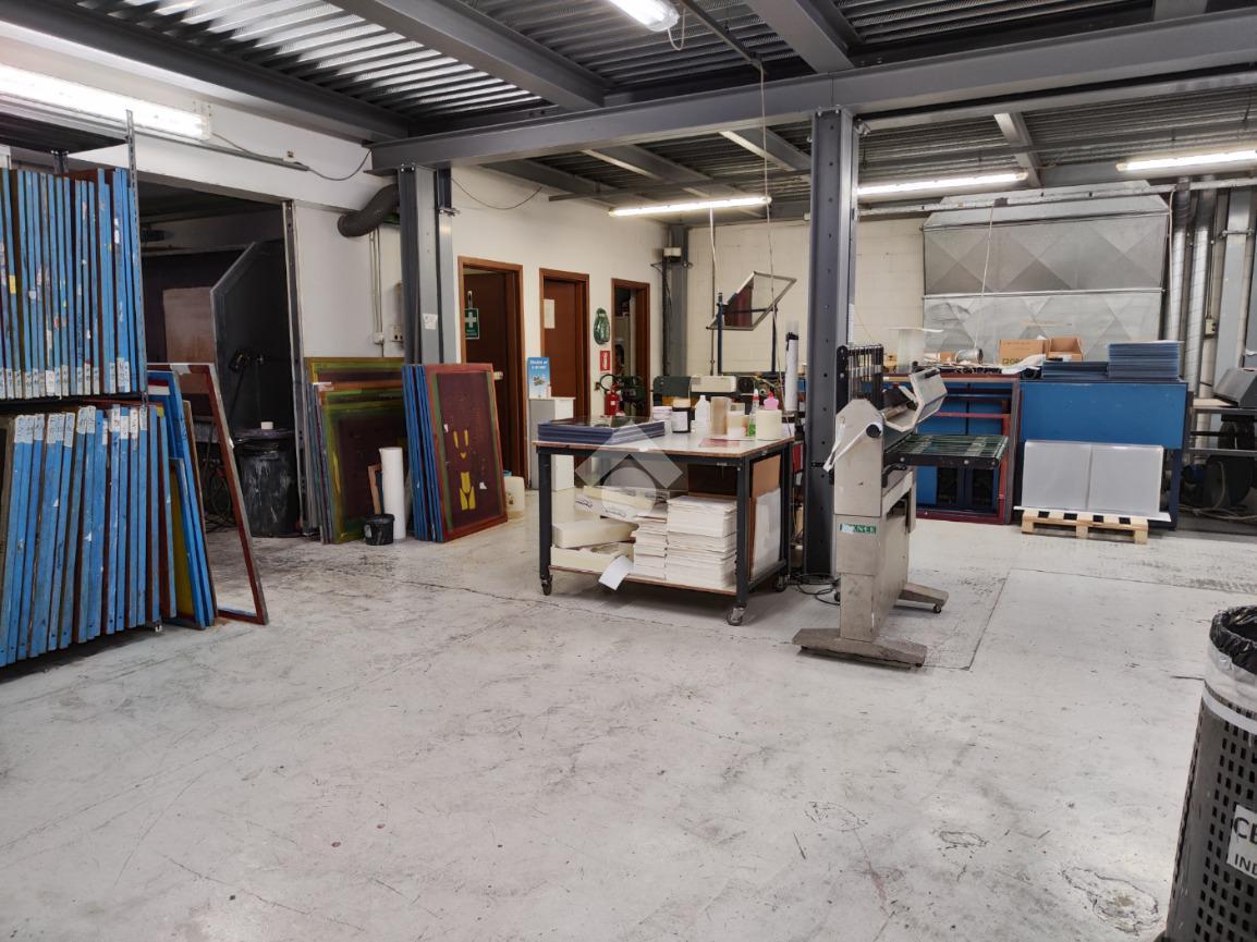 Capannone in vendita a Turate