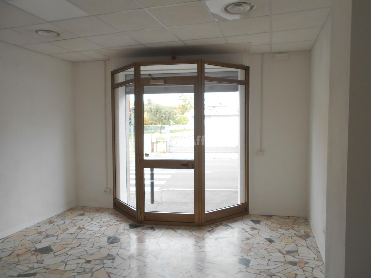 Negozio in affitto a Cantu'