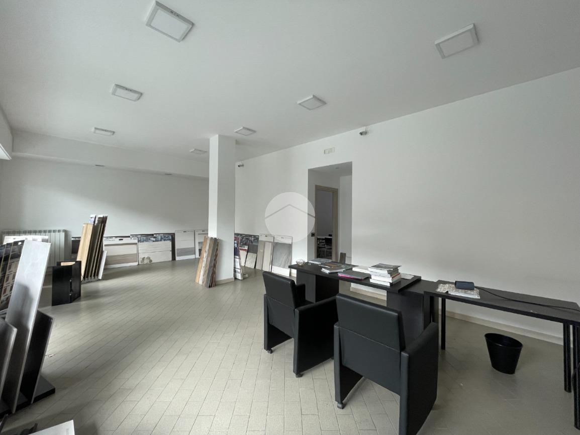 Negozio in vendita a Ossona