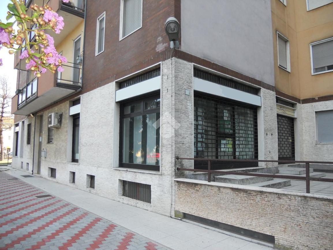 Negozio in vendita a Casarile