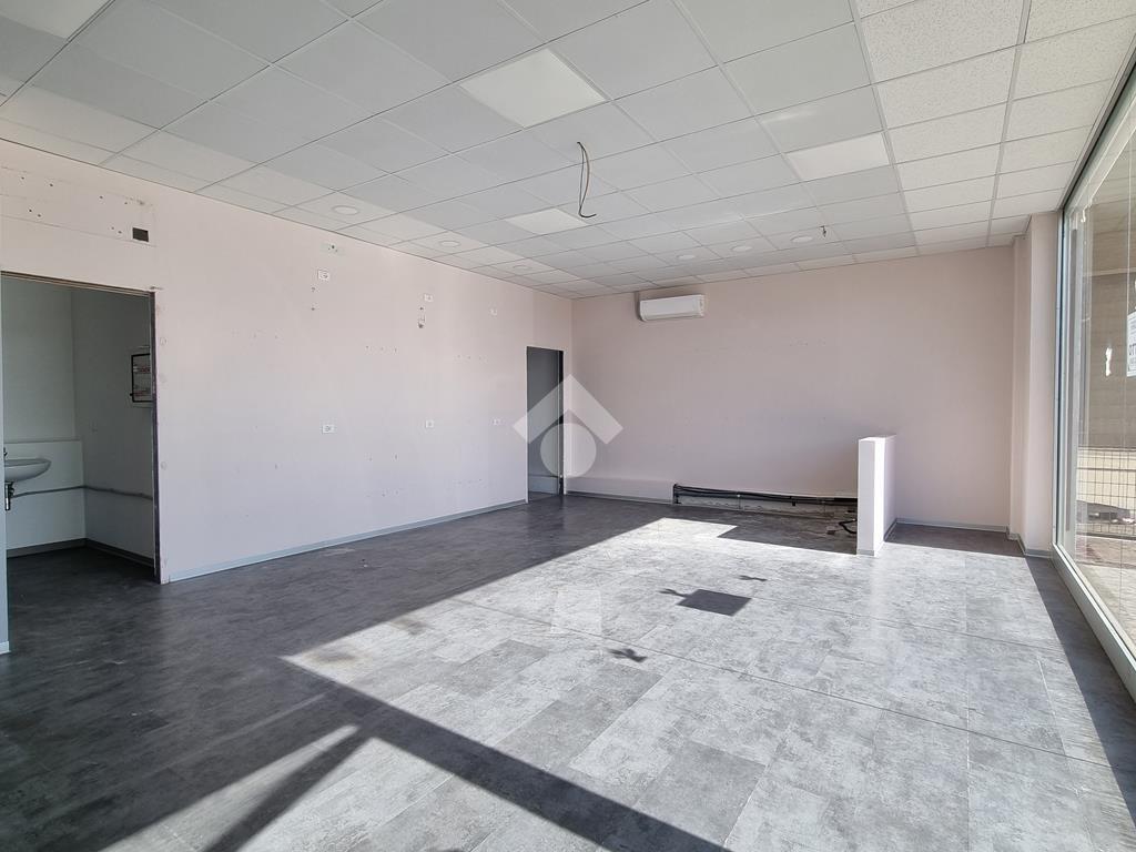 Negozio in affitto a Castellalto