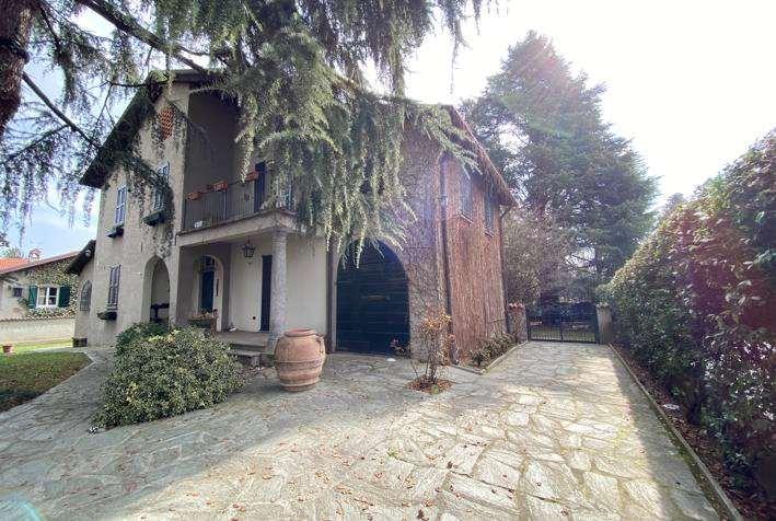 Villa unifamiliare in vendita a Carate Brianza