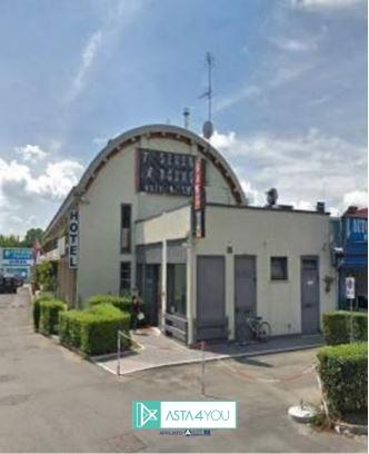 Esercizio commerciale in vendita a Milano