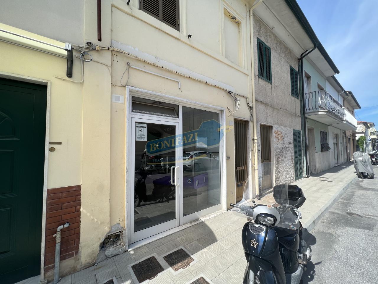 Palazzina commerciale in vendita a Viareggio