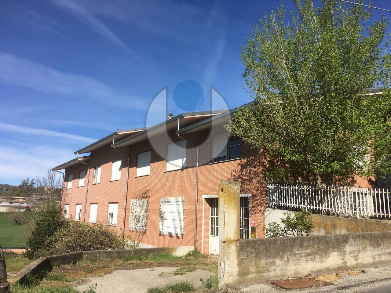 Esercizio commerciale in vendita a Montechiaro D'Asti