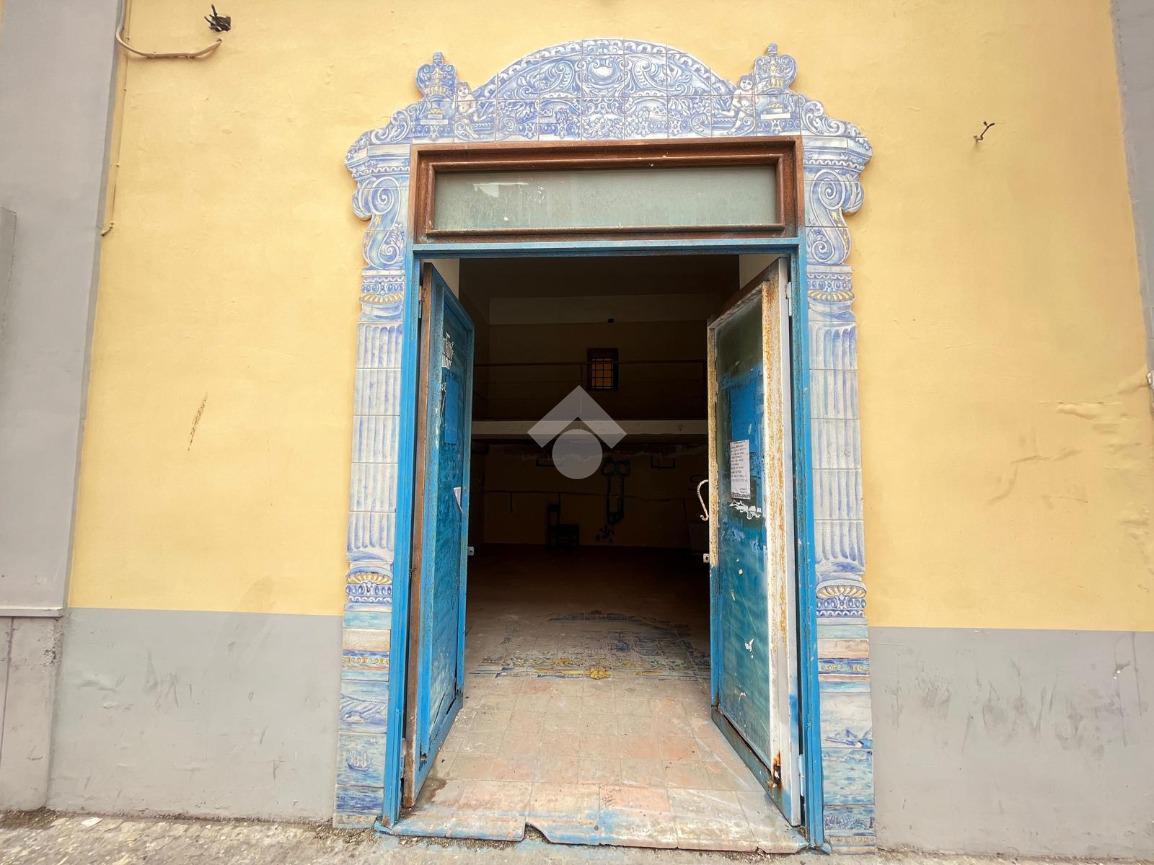 Negozio in affitto a Napoli