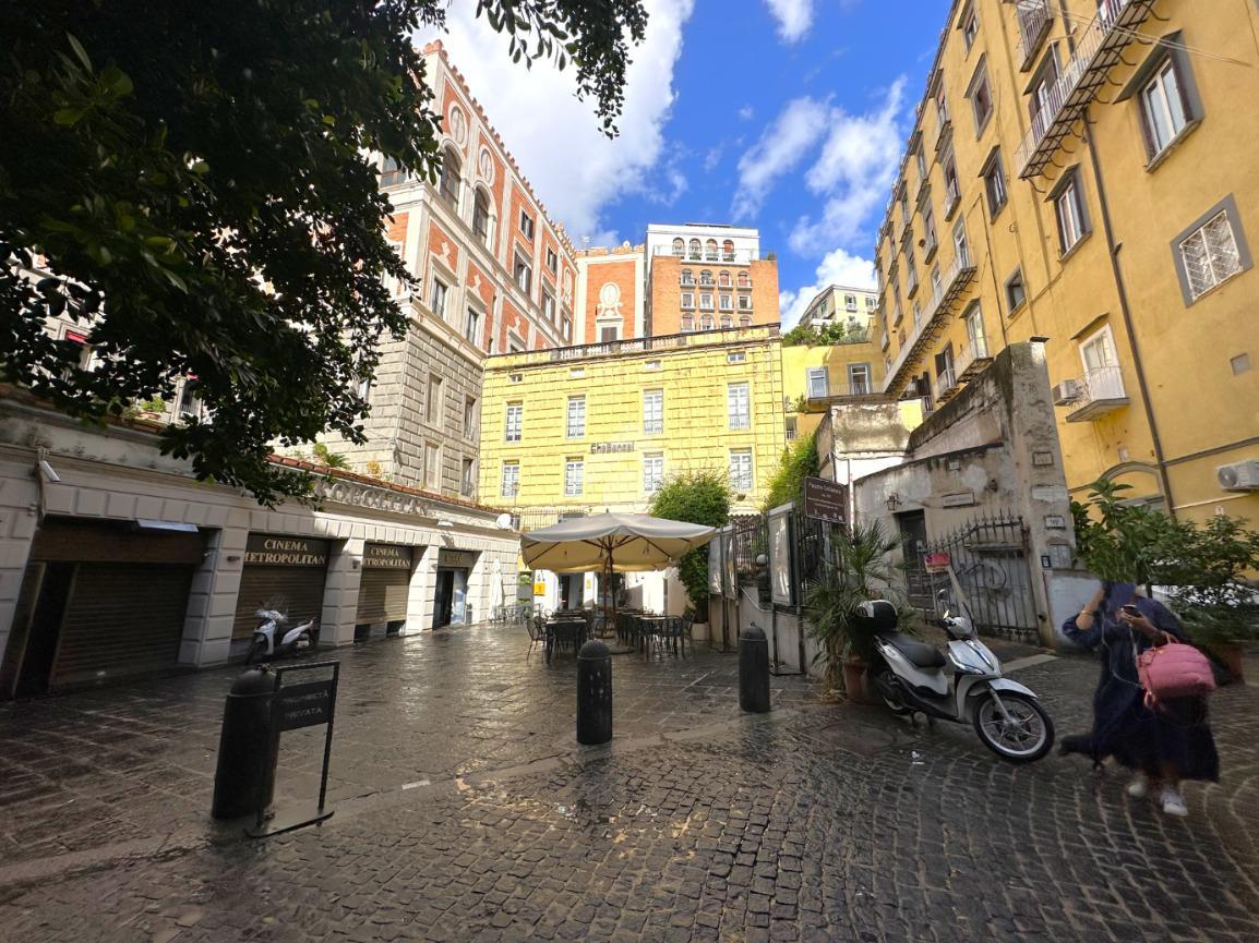 Negozio in affitto a Napoli