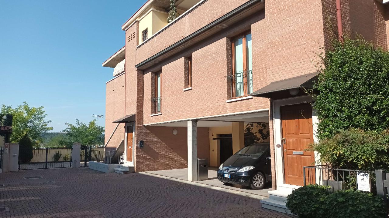 Villa bifamiliare in vendita a Sassuolo