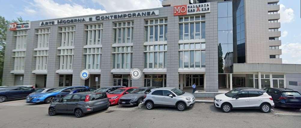 Palazzina commerciale in affitto a Modena