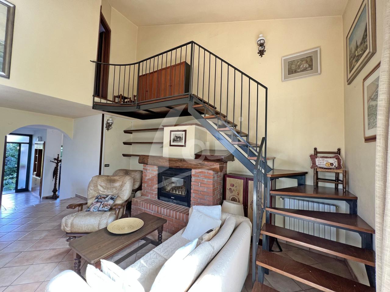 Casa indipendente in vendita a Laveno Mombello