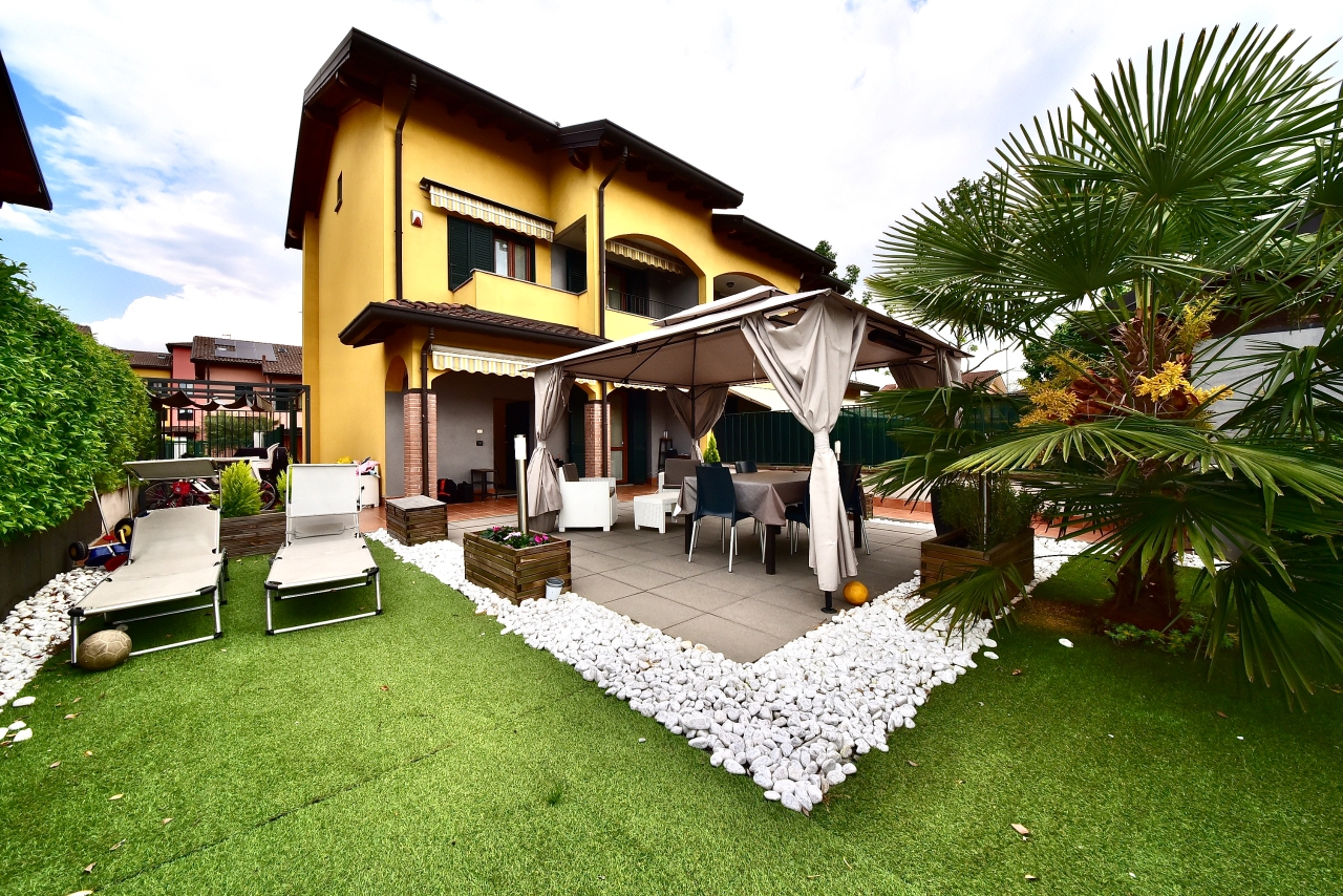Villa bifamiliare in vendita a Lainate