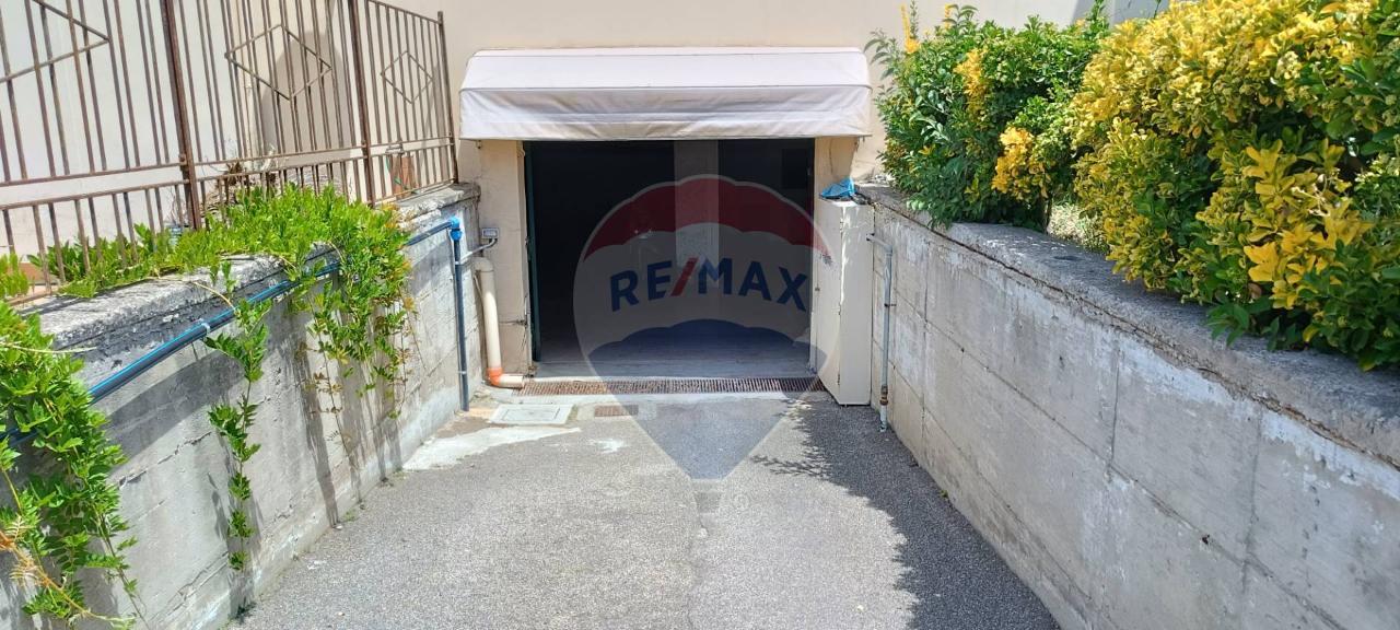 Negozio in affitto a Bacoli