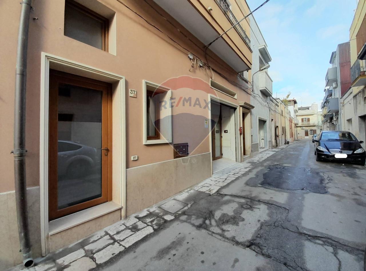 Esercizio commerciale in affitto a Latiano