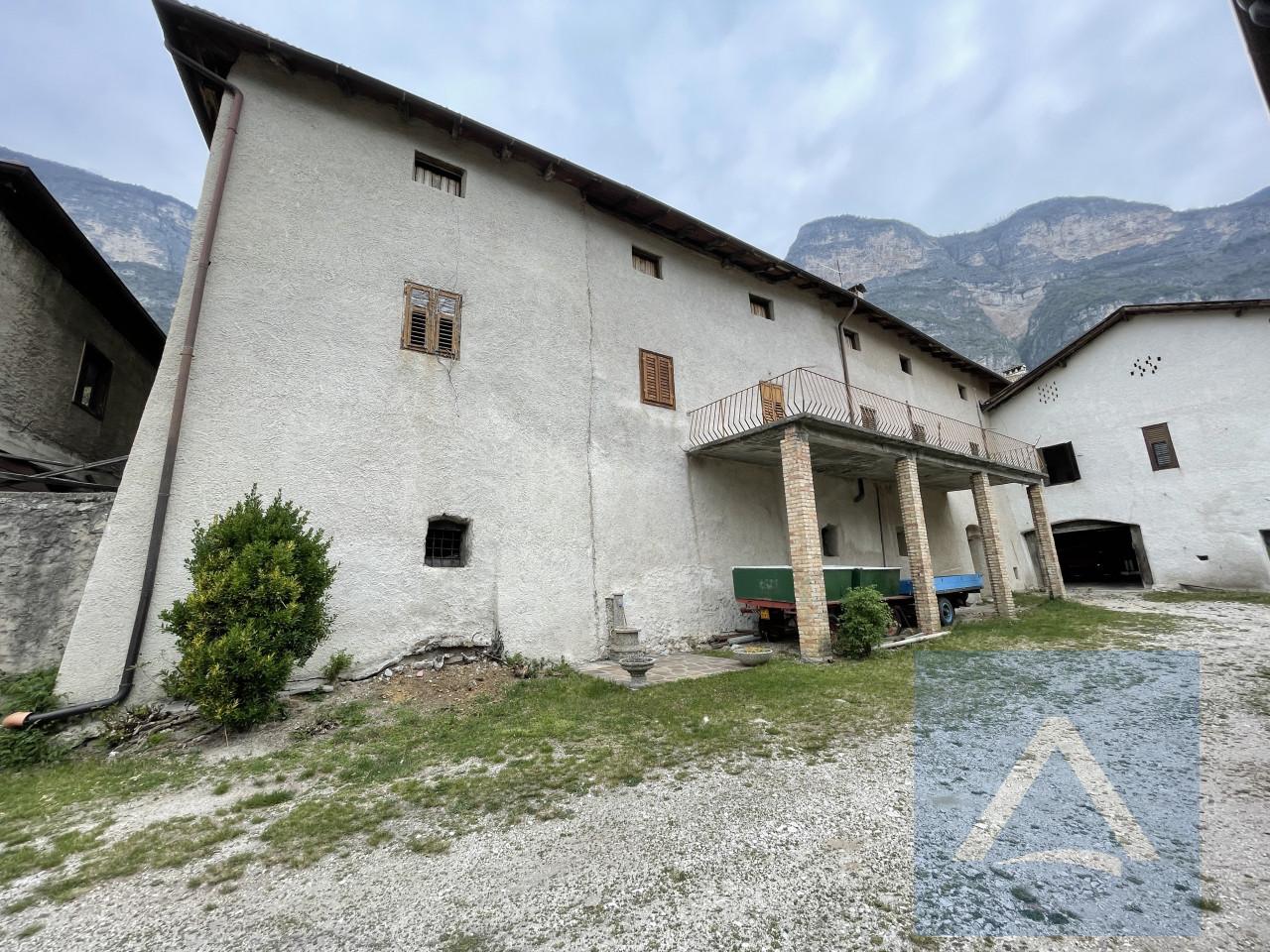 Casa indipendente in vendita a Rovere' Della Luna