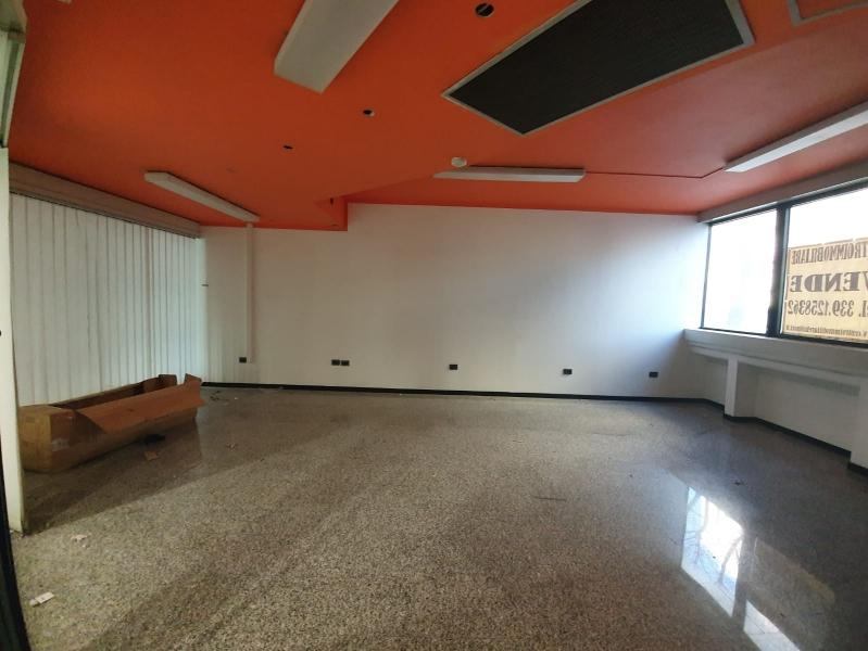 Palazzina commerciale in affitto a Foligno