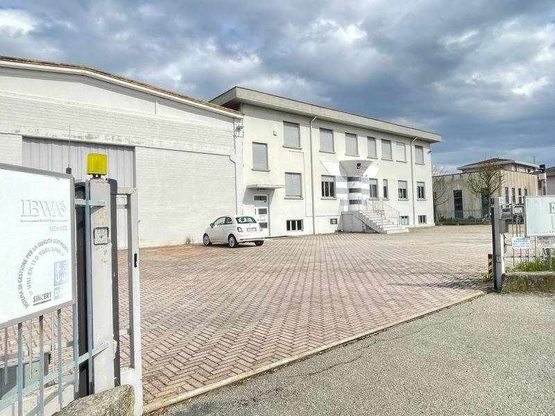 Capannone in vendita a Parma
