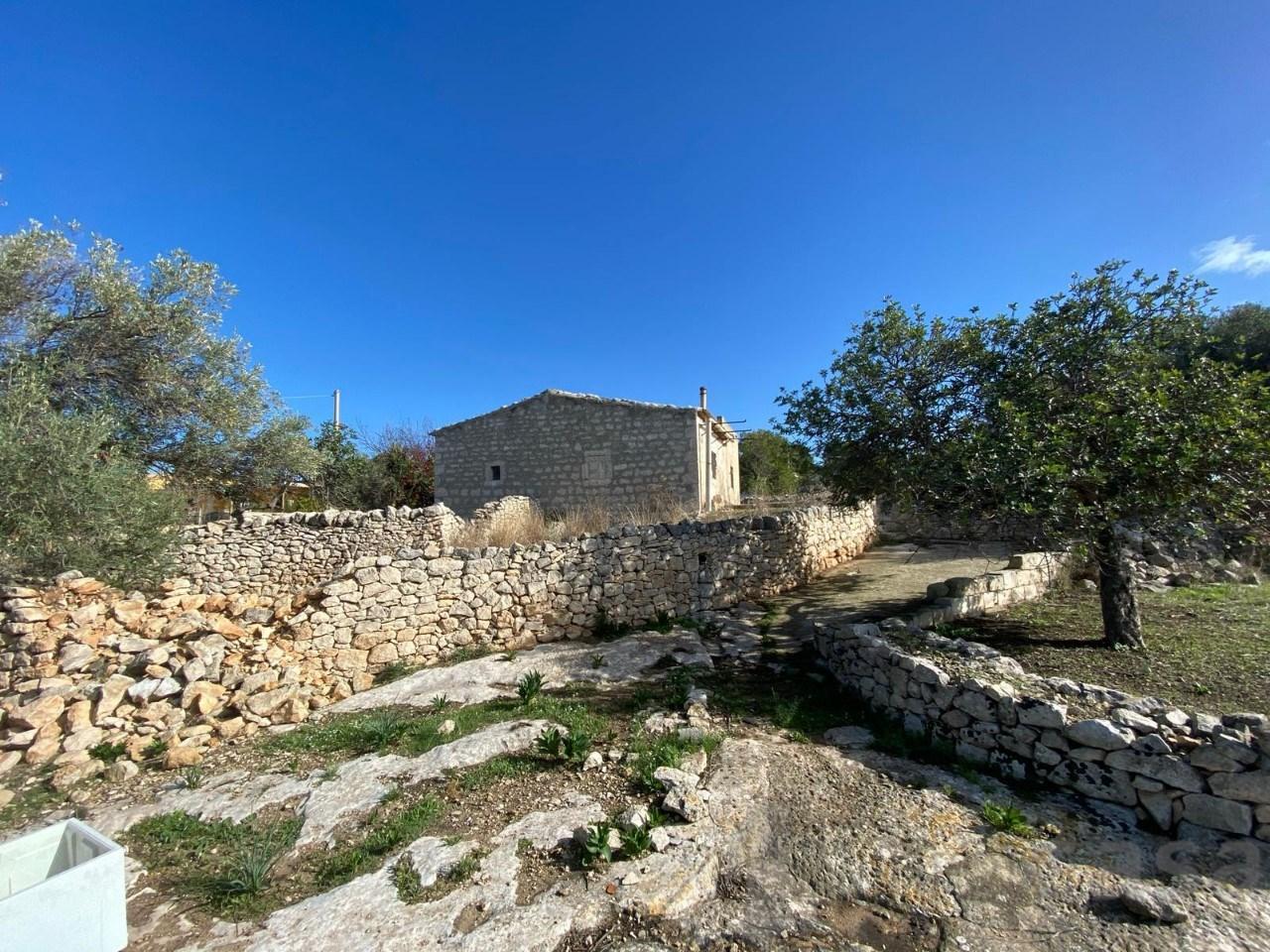 Terreno con rustico in vendita a Scicli