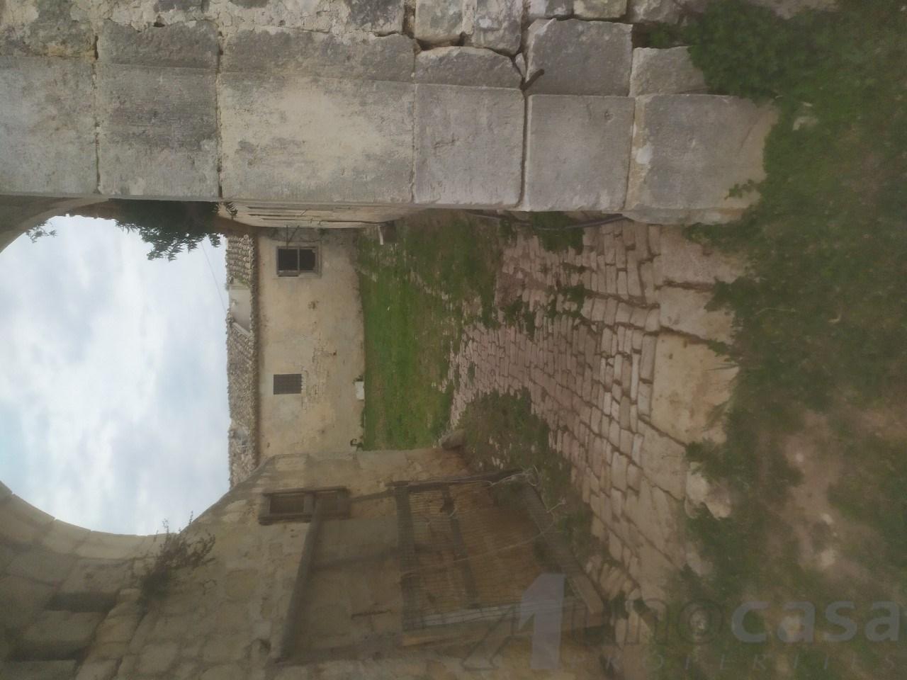 Terreno con rustico in vendita a Modica