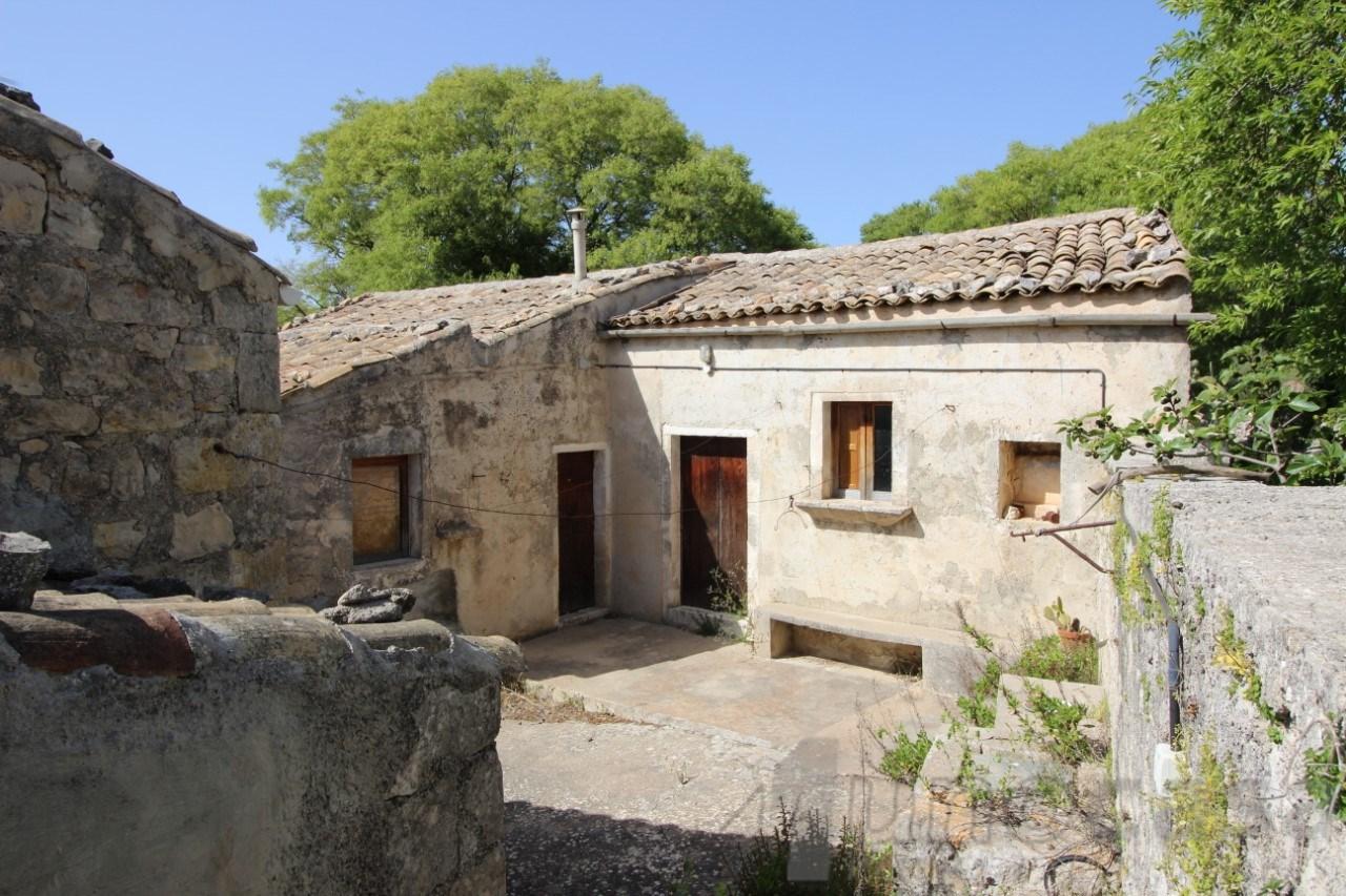 Terreno con rustico in vendita a Modica
