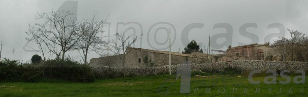 Terreno con rustico in vendita a Noto