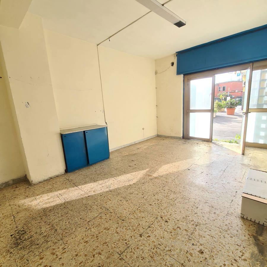 Negozio in affitto a Casoria