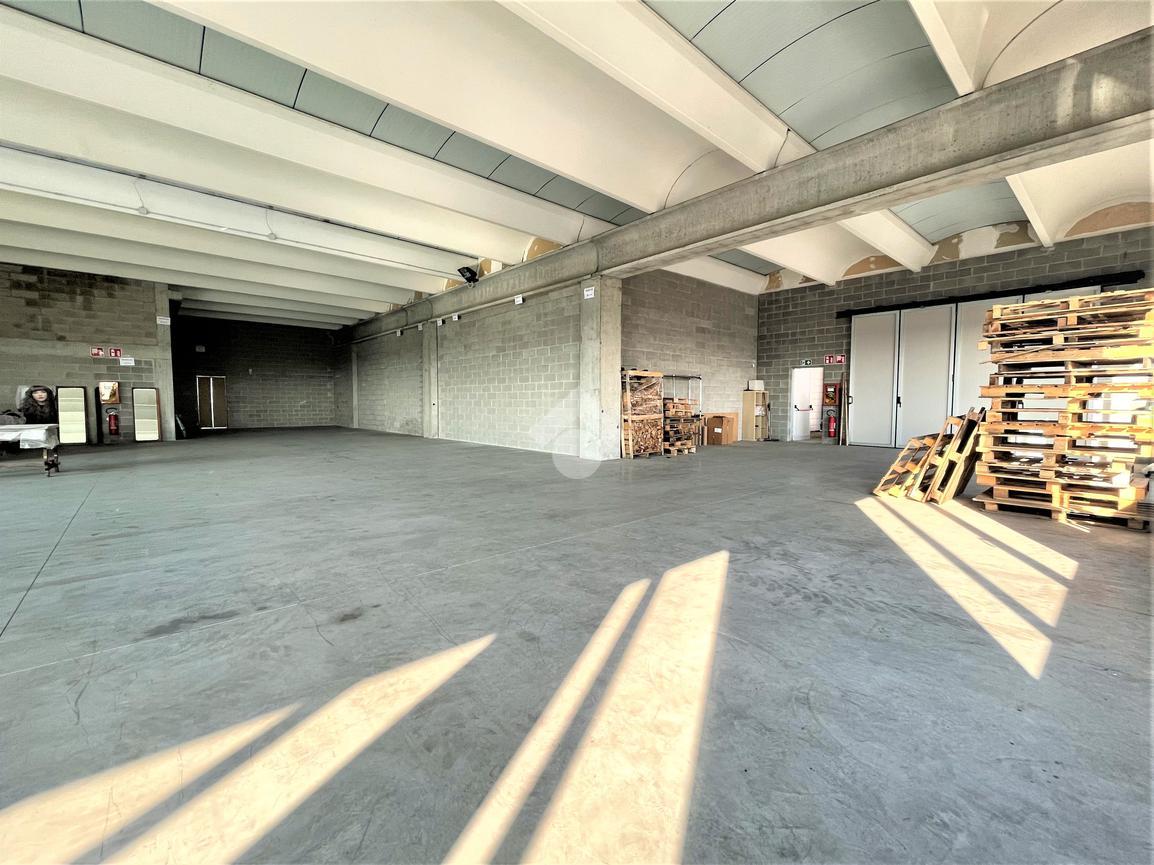 Capannone in vendita a Carobbio Degli Angeli