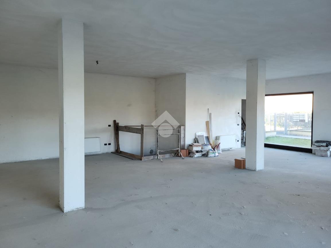 Negozio in affitto a Telgate