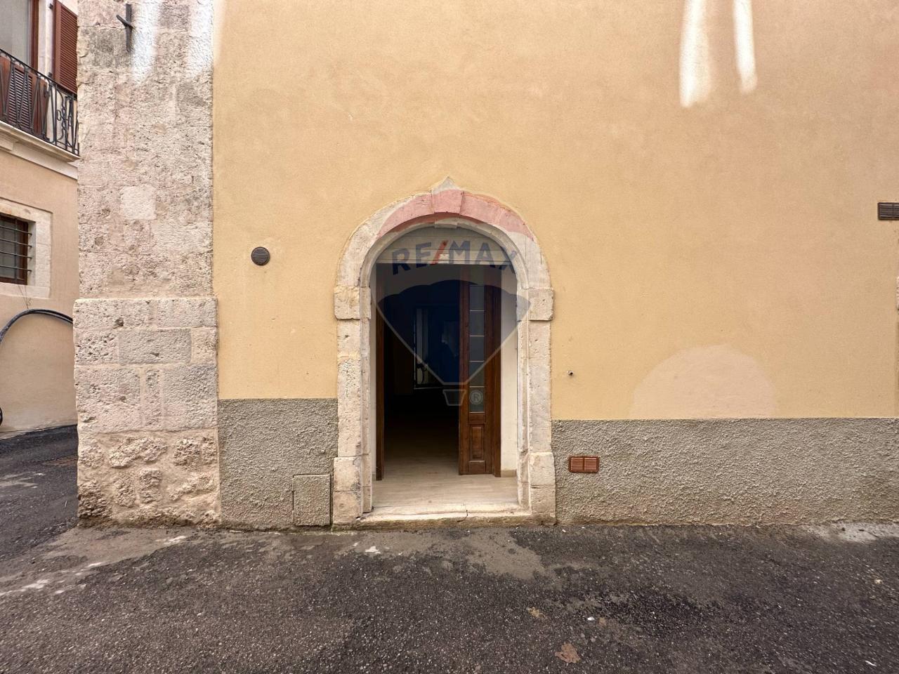 Negozio in affitto a L'Aquila