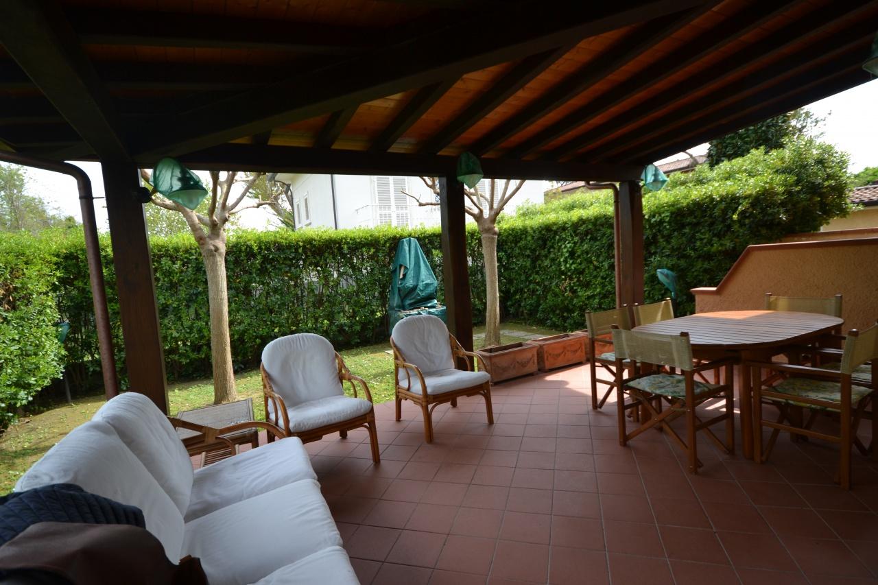 Villa plurifamiliare in vendita a Pietrasanta