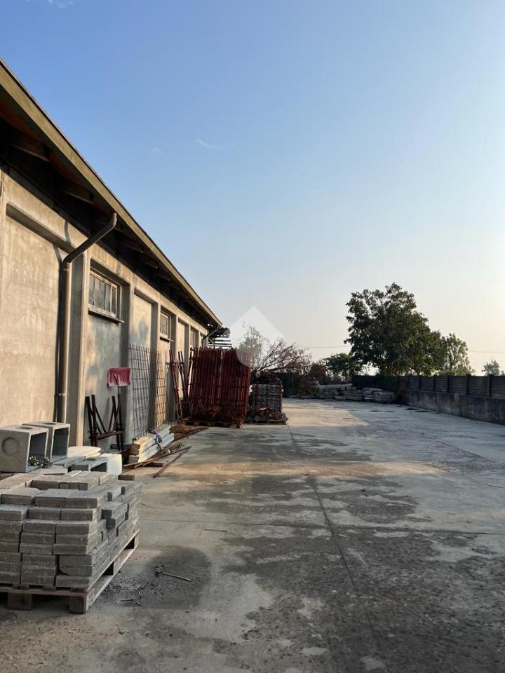 Capannone in affitto a Barbata